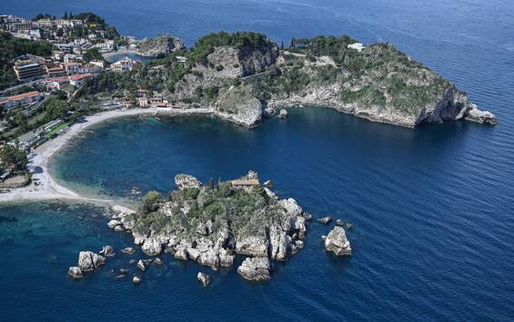 Taormina, divieto di balneazione in tratto di mare | Sky TG24 Taormina, divieto di balneazione in tratto di mare | Sky TG24